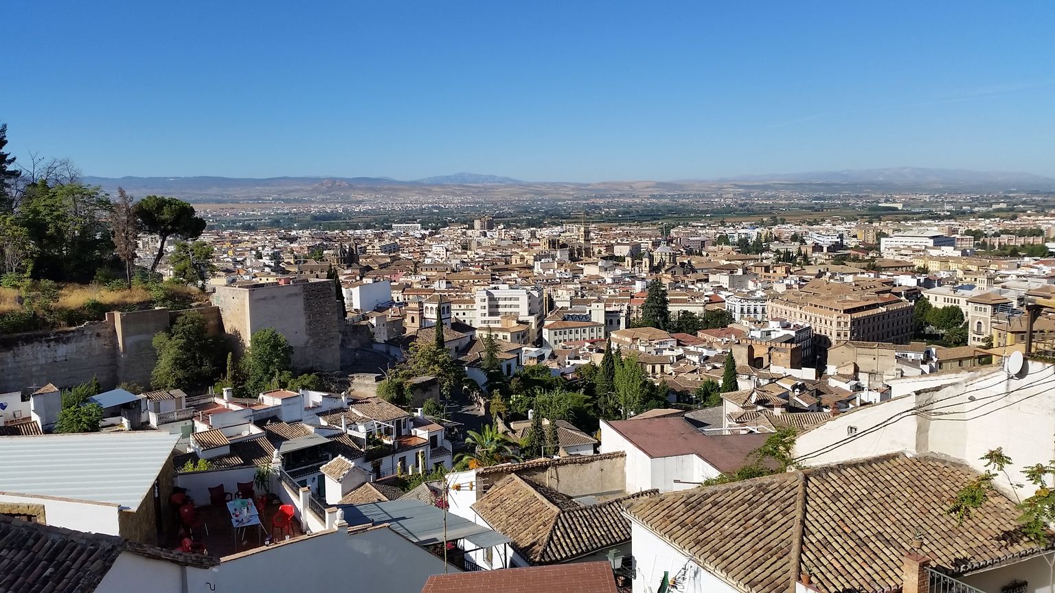 Granada, ein Blick aus dem Albaizin-Viertel auf die Stadt – Reisen